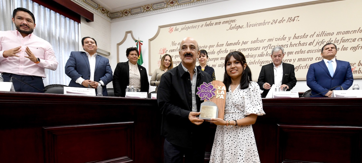 Cabildo reconoce a Ángela Elena Olazarán, mejor estudiante del mundo